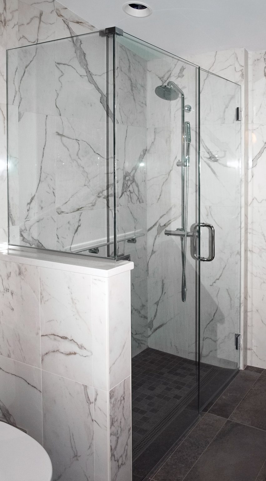 Incorporating A Curbless Shower In Modern Bathrooms